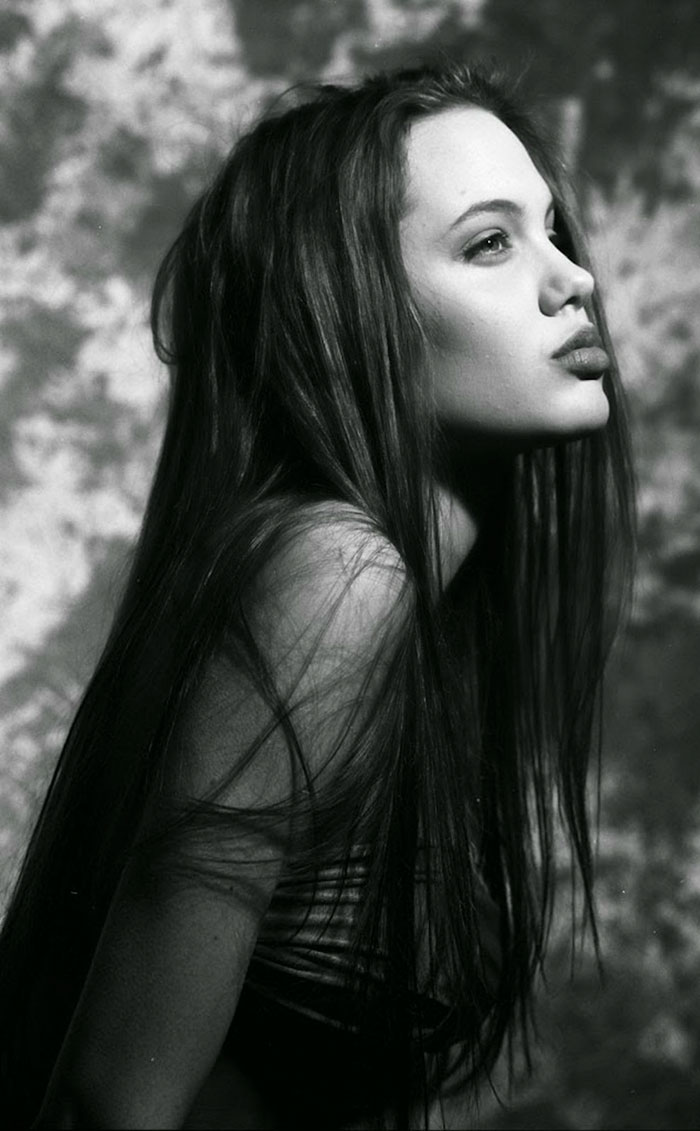 Un Photoshoot Dangelina Jolie âgée De 15 Ans Refait Surface Sur Le Web