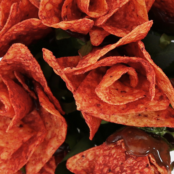 Tu peux commander un bouquet de 12 roses aux chips au Ketchup ...