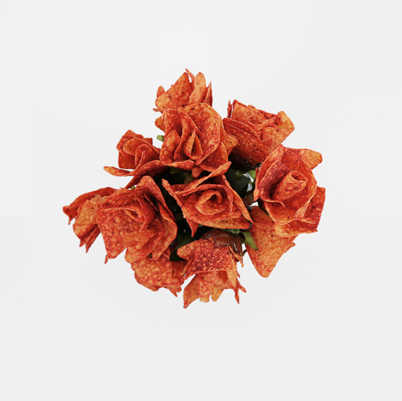 Tu peux commander un bouquet de 12 roses aux chips au Ketchup ...