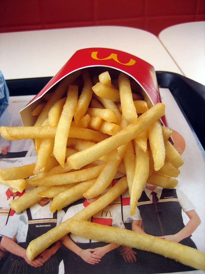 Un McDo avec des frites à volonté - Oui c'est possible. - Petit Petit Gamin