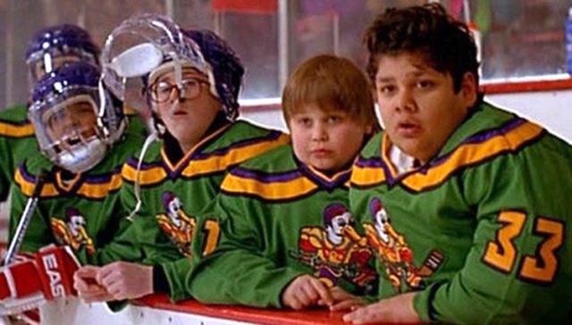 L'acteur qui personnifiait Greg Goldberg dans The Mighty Ducks vient de ...