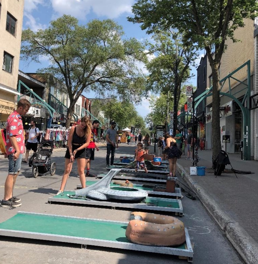 Un super mini-putt aux couleurs de Montréal sur la Plaza - Petit Petit ...