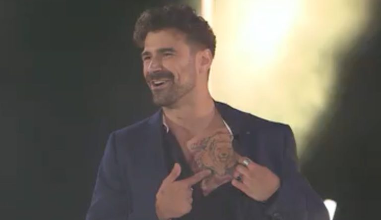 Il se déguise en Kevin d'Occupation Double et il a eu un solide flash ...