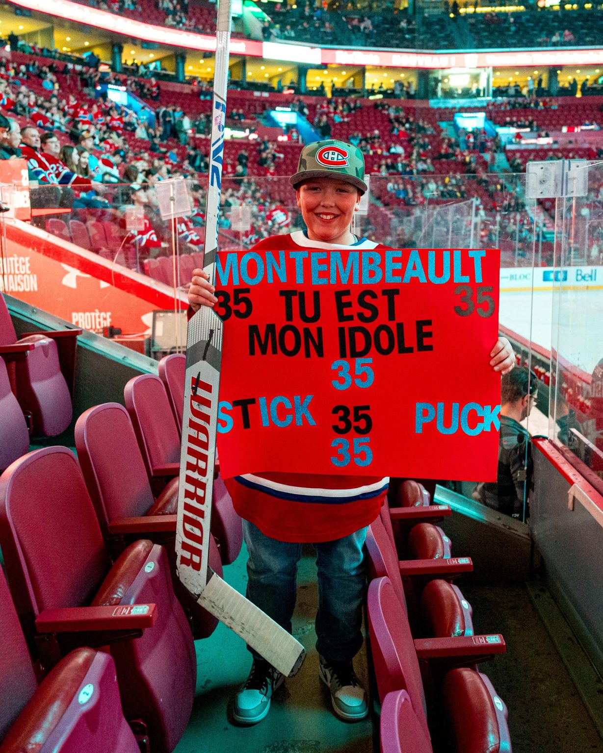 Un jeune partisan éclate en sanglots quand Samuel Montembeault lui ...