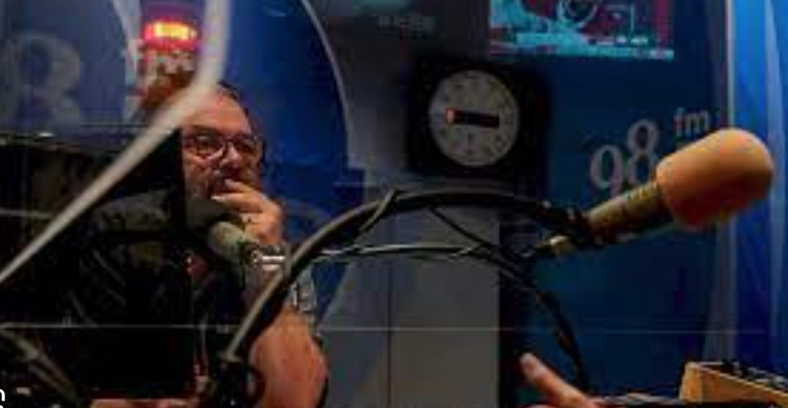 Le journaliste du 98,5 FM Louis Lacroix est retiré des ondes suite à ...